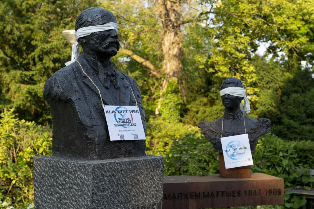 Climate activists blindfold Delft statues - Delta